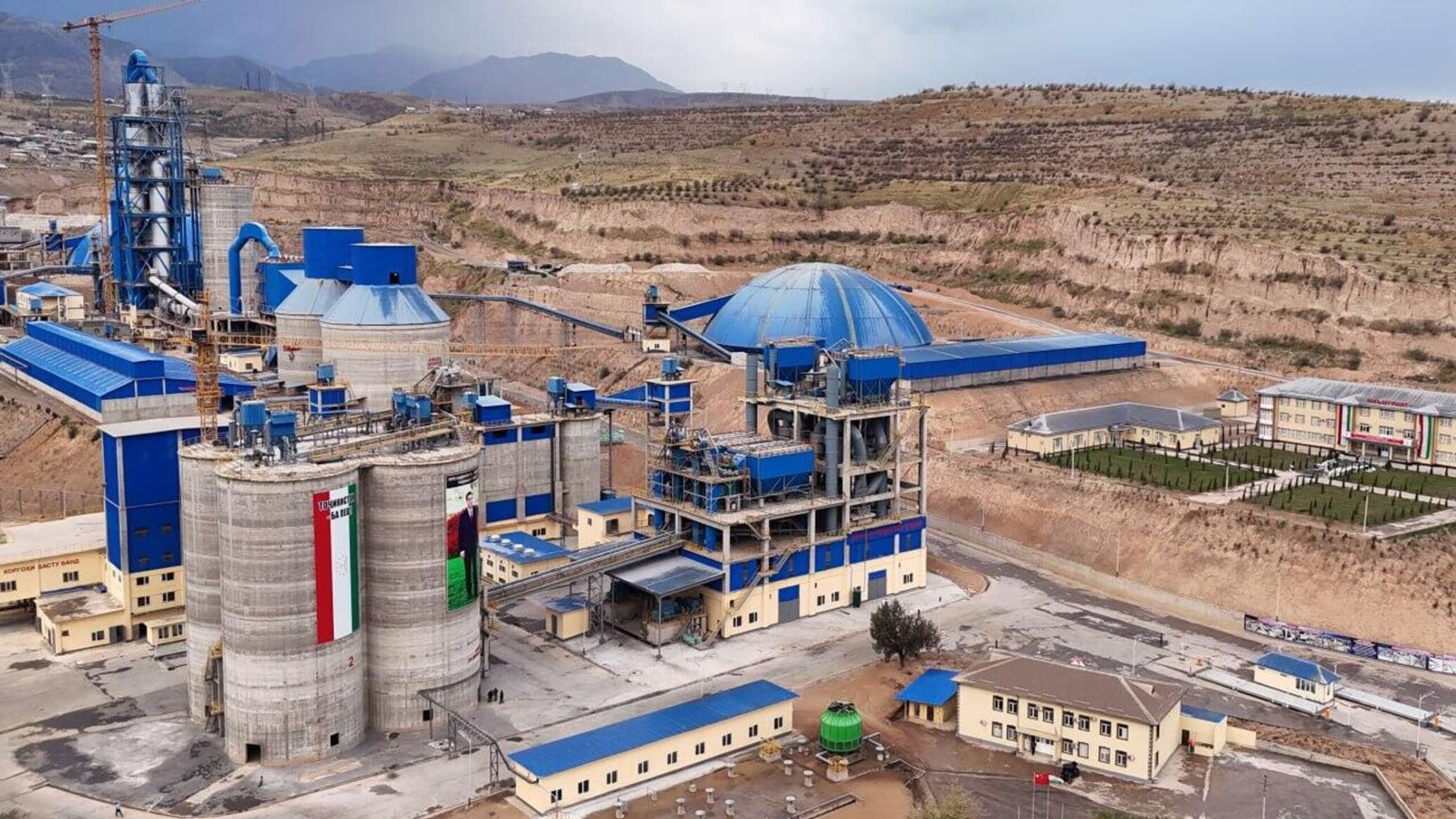 В Таджикистане за семь лет введено в строй более 2,6 тыс. промышленных ...